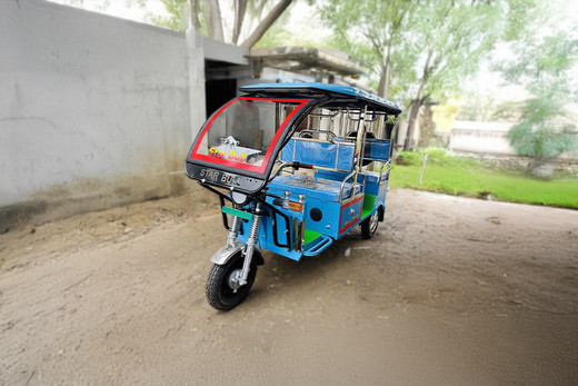 Star Bull Stainless Steel Battery Operated E Rickshaw Comparison ...